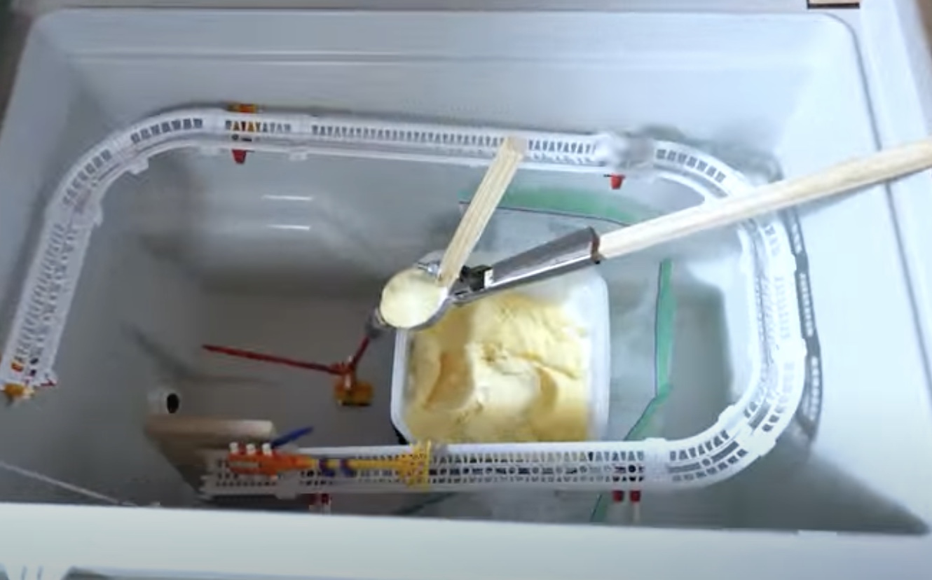Rube Goldberg Ice Cream Machine – Das Kraftfuttermischwerk