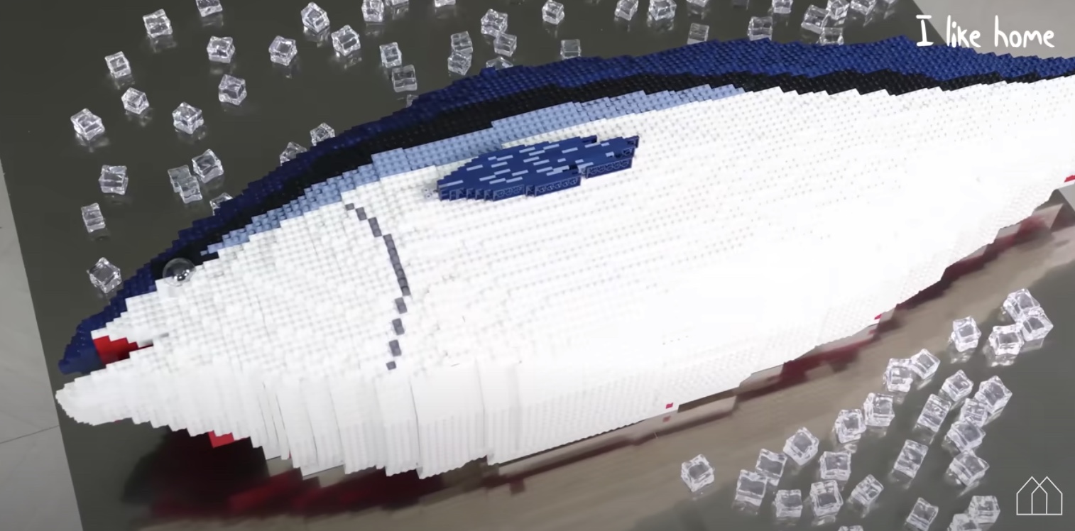 Ein großer Lego-Thunfisch wird zerlegt – Das Kraftfuttermischwerk