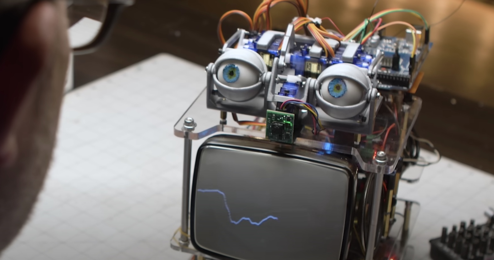 Alexa wird zu einem Animatronic Robot – Das Kraftfuttermischwerk