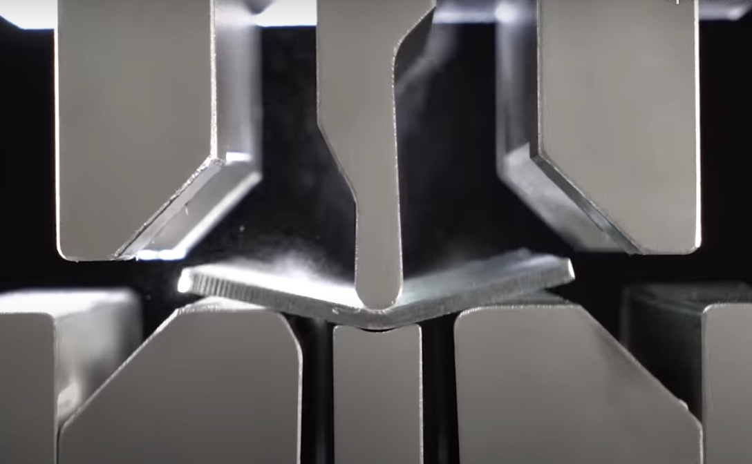 Komplexe Bleche biegen – Das Kraftfuttermischwerk