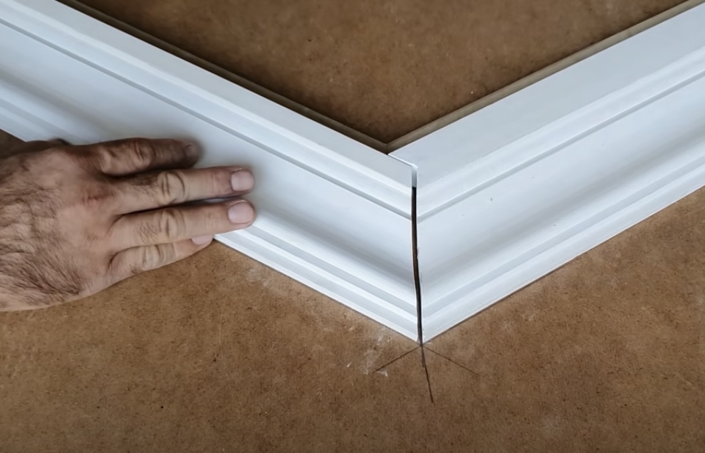 Komplexe Gehrungen schneiden – Das Kraftfuttermischwerk