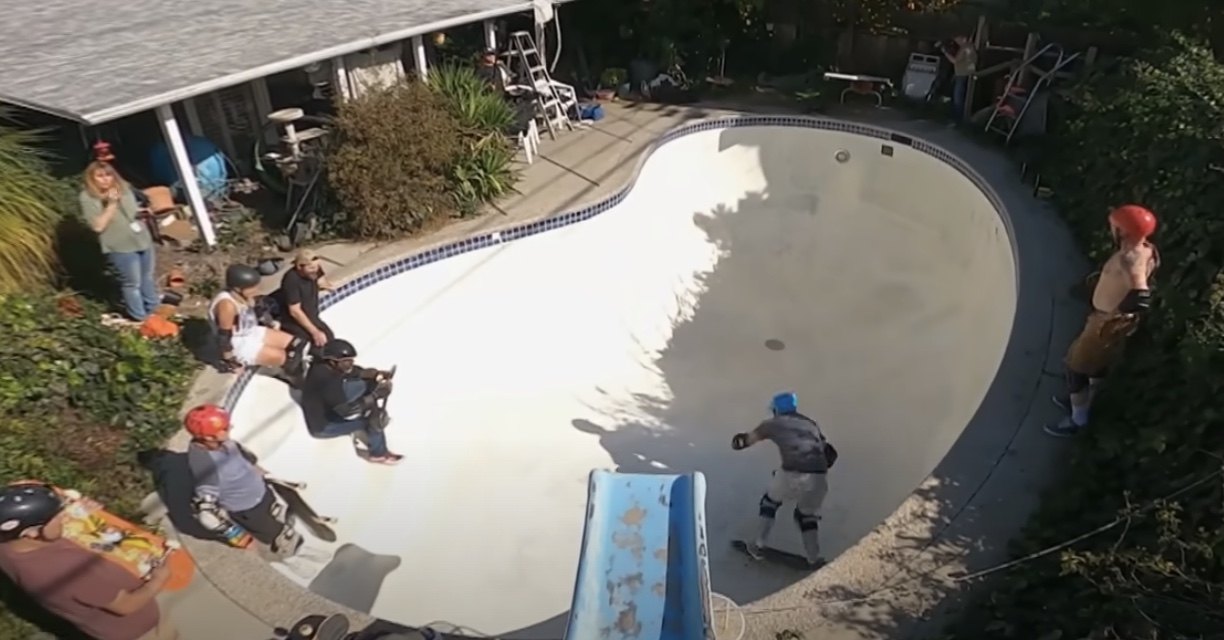 Skater, die kostenlos Pools reinigen, um darin zu skaten – Das ...