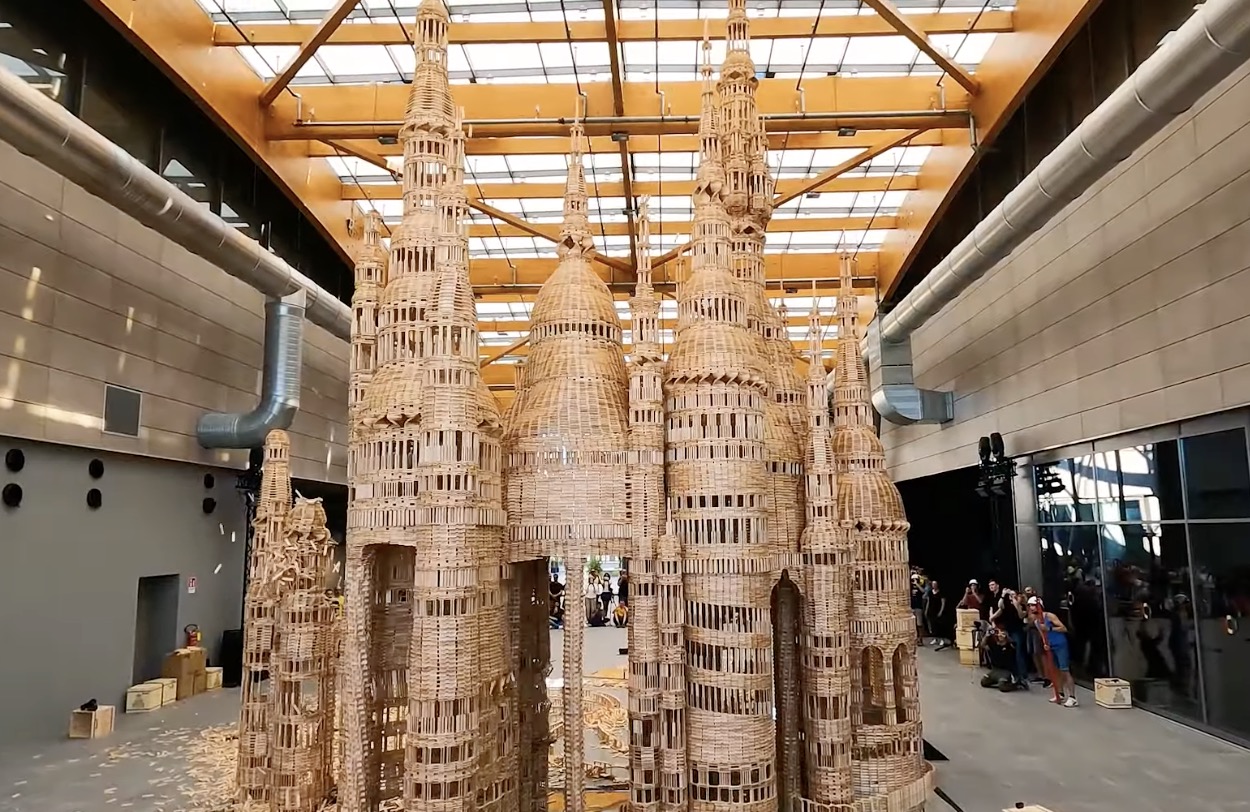 240,000 Domino Planks: The Imaginary City – Das Kraftfuttermischwerk
